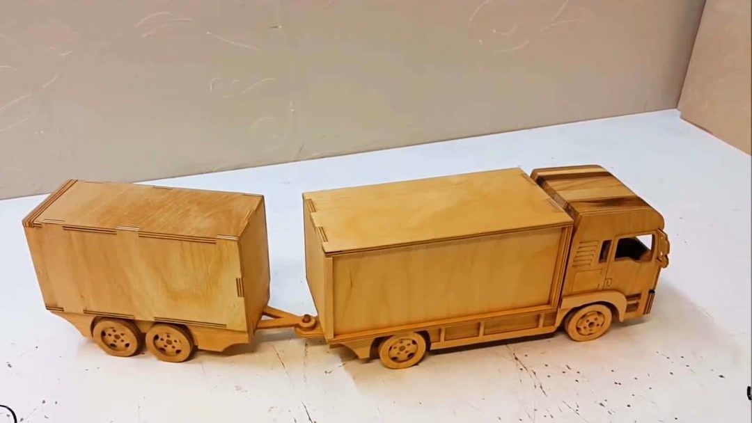 制作12吨重的卡车拖车玩具模型