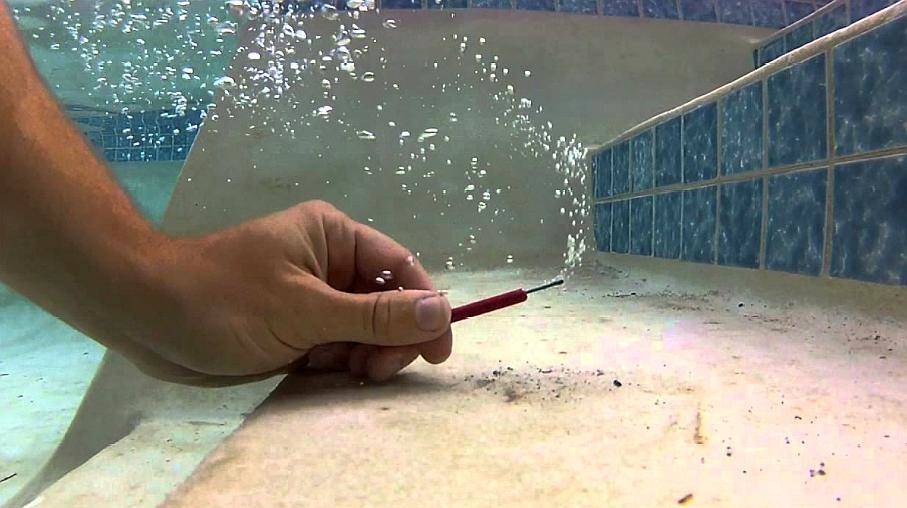 鞭炮在水下还能爆炸?外国小伙用鞭炮亲身测试,这是啥原理?