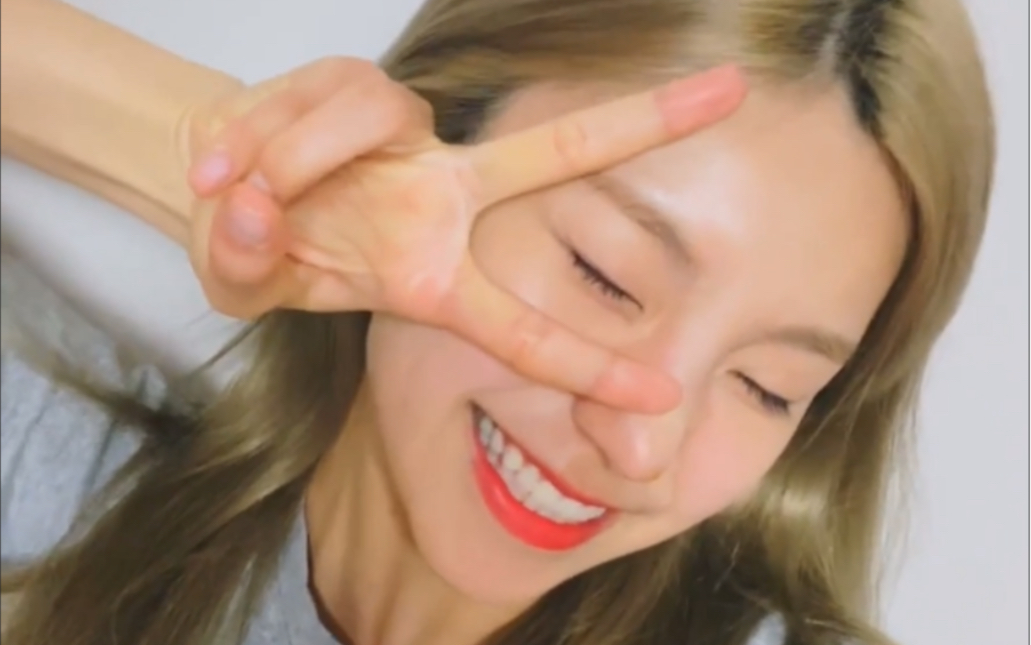 【ITZY黄礼志 】一位在VLIVE直播中给粉丝截图时间和自己拿直播中的...