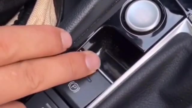 新手开车上路:自动挡汽车你会开吗?还不会的认真学起来!