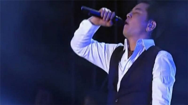 王杰演唱会上这一首歌唱完,头也不回,留下台下歌迷泪如雨下!