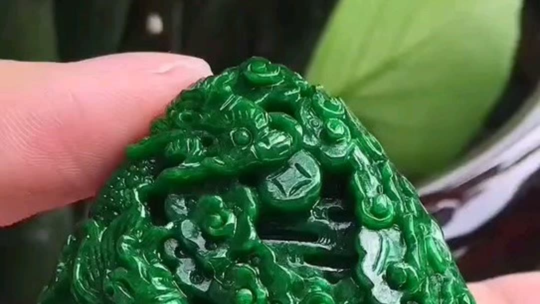 满绿翡翠龙牌,种色相宜,水润灵动,栩栩如生