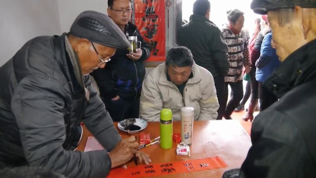 安徽马鞍山农村婚礼上,记账大爷是村里的老会计,字写的很不错