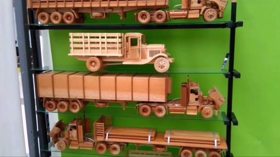 木材制作的精致汽车模型,堪称艺术品