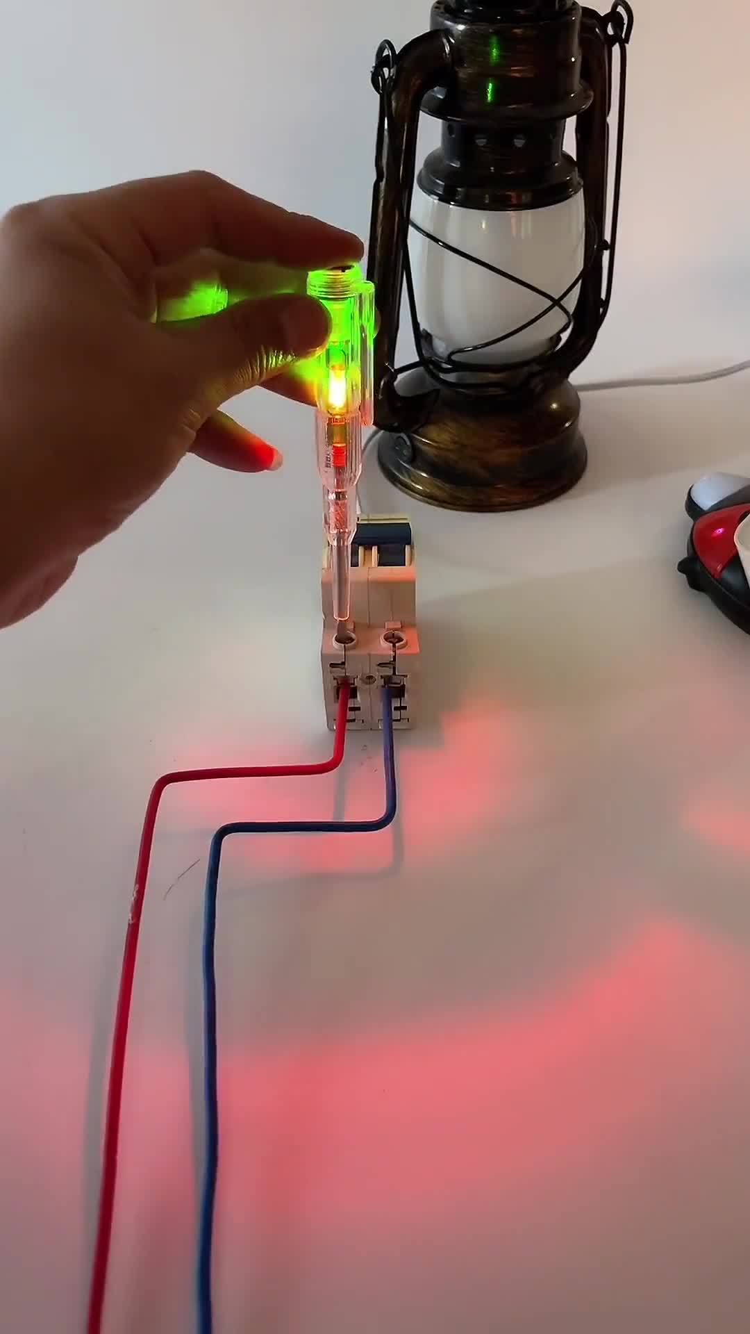 ...普通测电笔灯光太暗看不清,现在都在使用这种高亮采光测电笔,检测