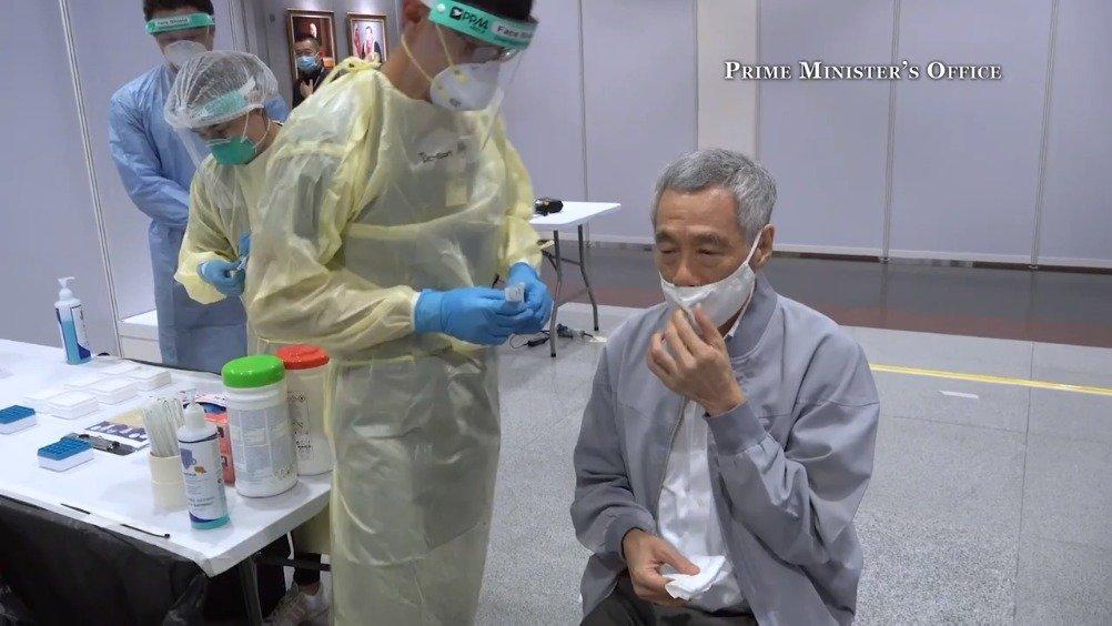 李显龙在自己的脸书上记录进入国会前接受“抗原快速检测