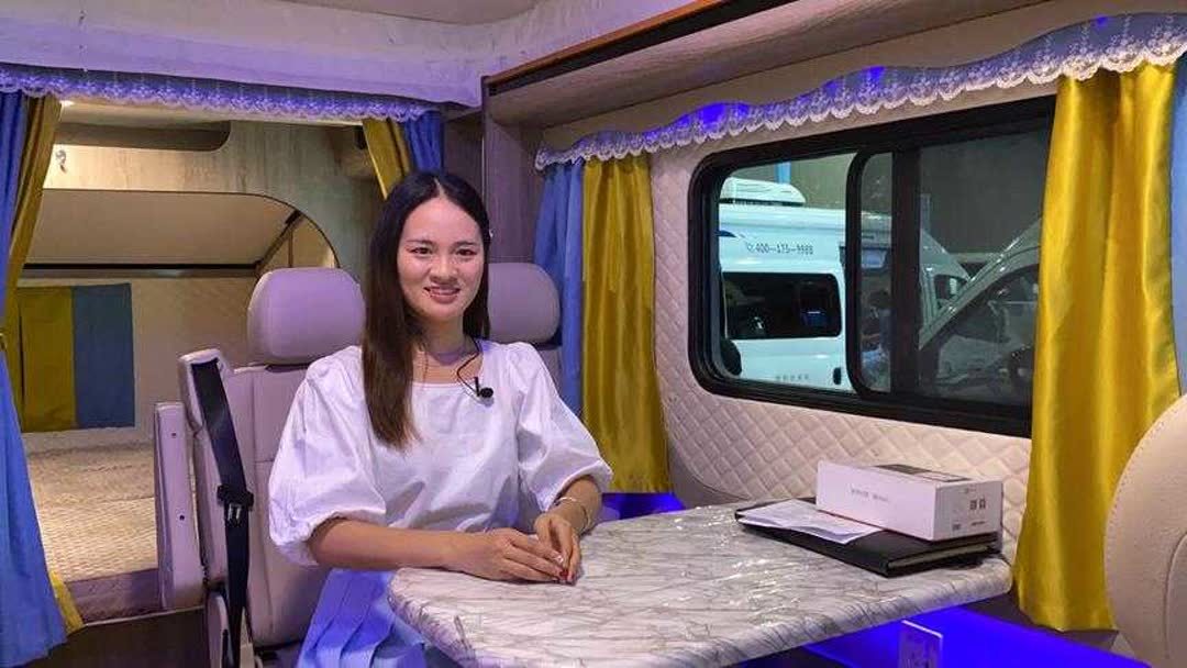 南京房车展偶遇美女自媒体人,视频解说齐星房车