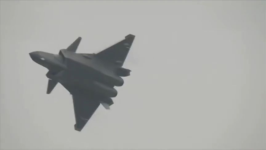2022中国航展歼20飞行表演云雾穿行!