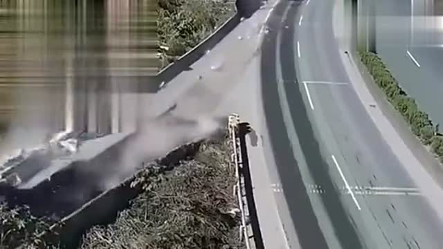 大货车刹车失灵,避免造成更大的事故,司机做出了正确选择