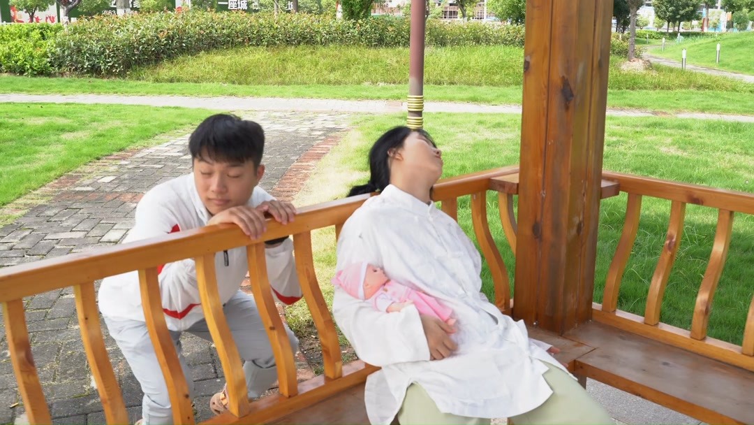 婆婆上次带孩子出门差点走丢,吓得我赶紧入手了这个牵引绳