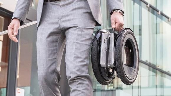 德国人设计的电动平衡车,两秒折叠成公文包大小,时速16公里