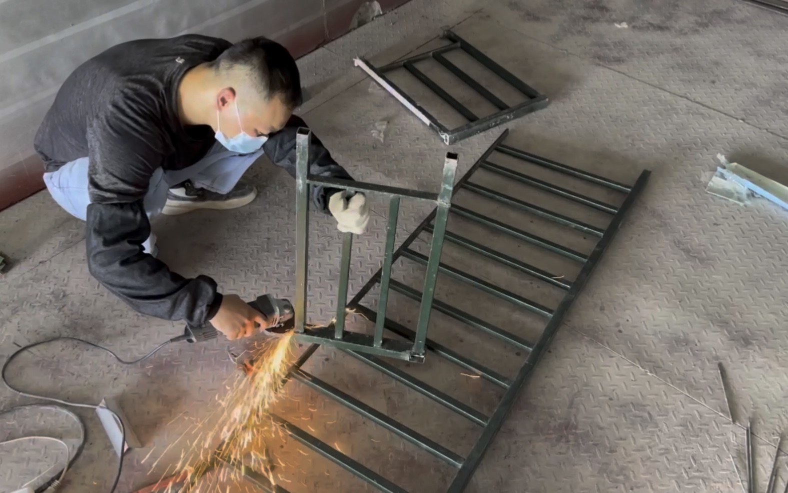 自己动手装修,只花几十元就做了6米长的栏杆扶手