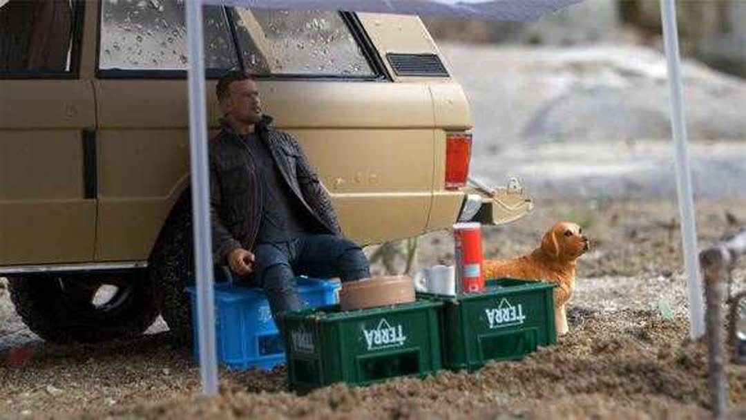 山谷里玩RC攀爬遥控车 涉水而行