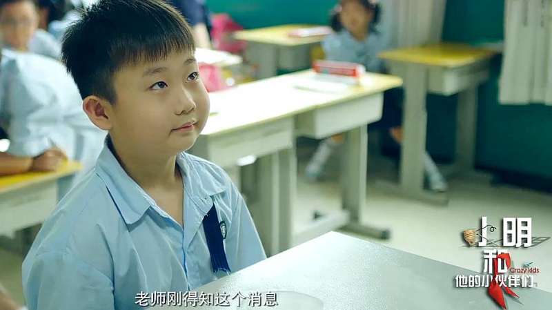 老师留作文写我的妈妈,小男孩却没有妈妈,结局老师惊呆了