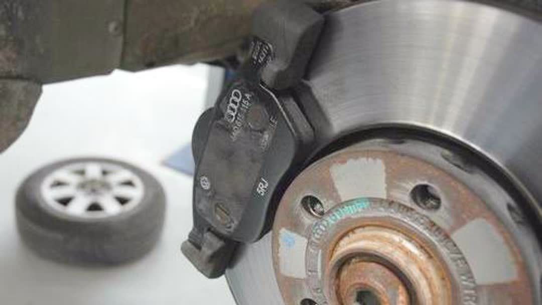 刹车片多久需要更换?你还在看保养手册吗