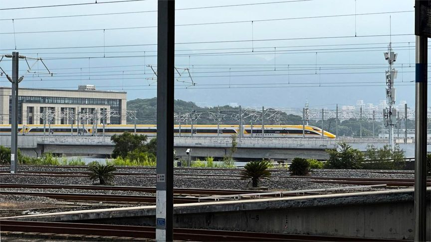 中国高铁新突破,CR450年内下线,运营时速提升至400公里