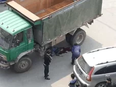 卡车司机开车不看车, 撞到碾压前方电动车, 围观路人纷纷指责!