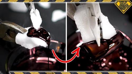 老外将干冰放入1000支钢笔的墨水里会怎样