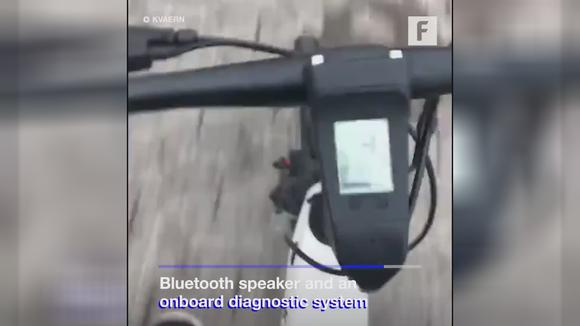 这款时尚的电动自行车配备了太阳能电池组