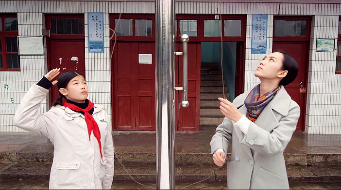 小学生举行升旗仪式,全体敬礼!当国歌响起,90后太熟悉这一幕!