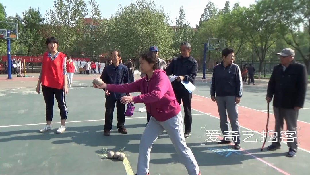 【拍客】趣味运动会 6旬大妈投篮球连续5年第一