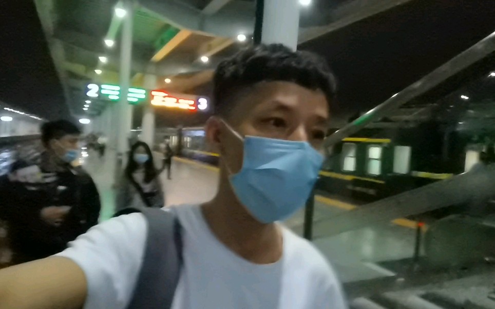 13小时绿皮火车旅程,终于到达旅行的首站桂林,出站后却令人崩溃