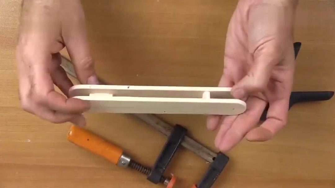 手工达人用木头和针管制作液压玩具,网友:这手艺活厉害了