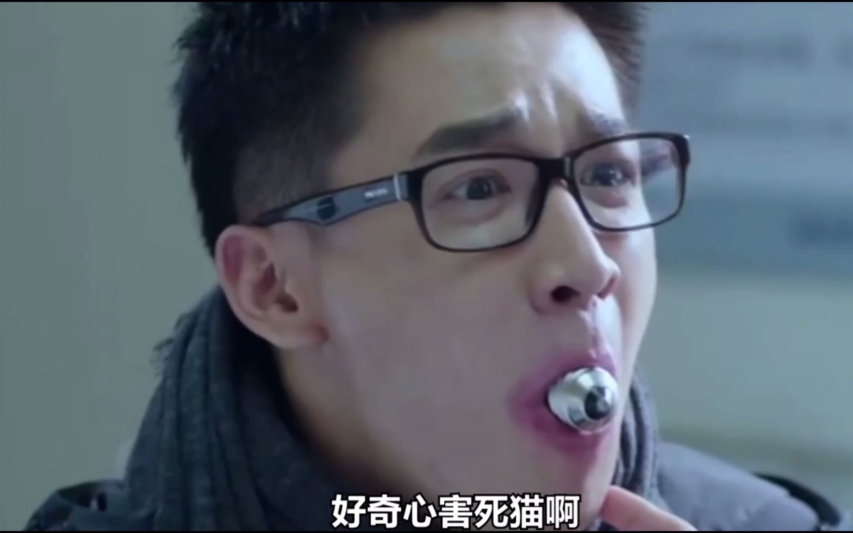 男人因为好奇,将灯泡吞到了嘴巴里,却不料怎么也拿不出来