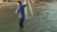 传统捕鱼太繁琐,小伙嫌麻烦发明简易手抛网,网一扔鱼就上来