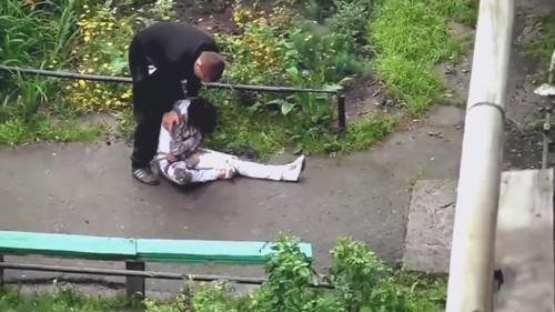 酒精发挥了作用,女人无法自拔了!小哥哥是咋抬都抬不走