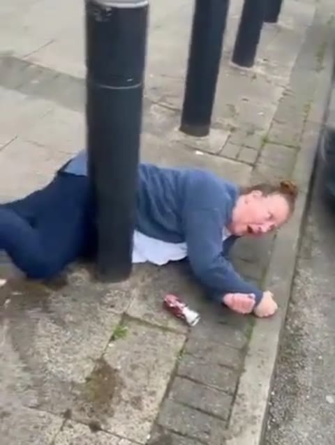 英国一名男子用手机拍下街头瘾君子(女人)毒瘾发作时的症状# ...