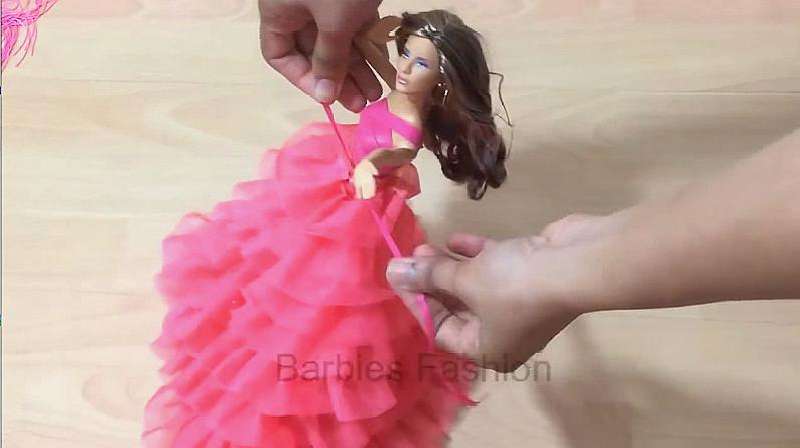 DIY芭比裙为芭比娃娃制作简易无缝衣服好漂亮!