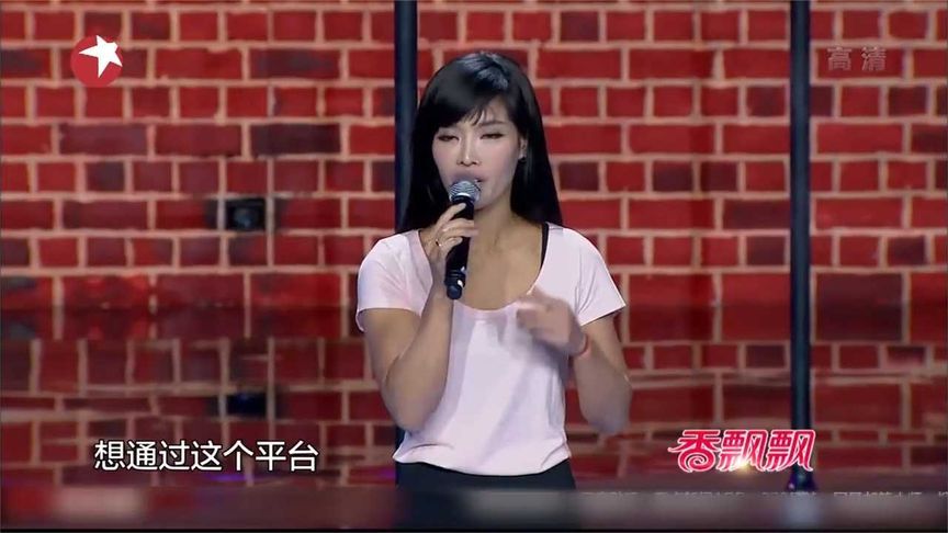 美女一说钢管舞,现场观众沸腾了!第一次见这么搞笑的钢管舞!