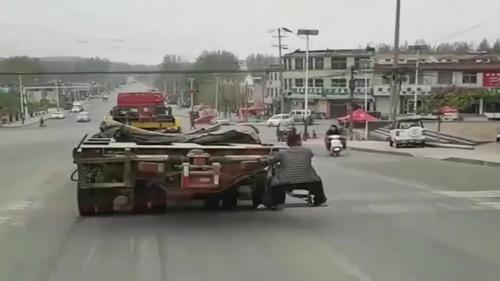 行车记录仪:拍下大神操作,这是人工智能倒车系统吗?