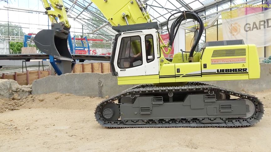 注意看驾驶员你会猛然发现这个挖掘机竟然是个价值几万块的RC模型