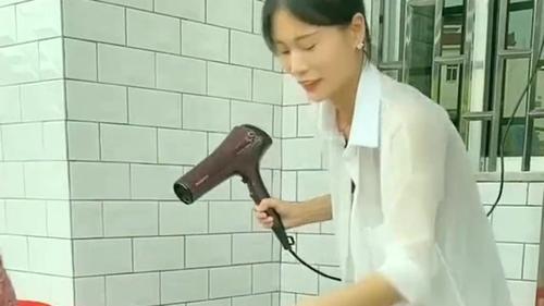 奶奶数钱时趁机吹头发,会得到不少的私房钱,这个方法挺管用啊!
