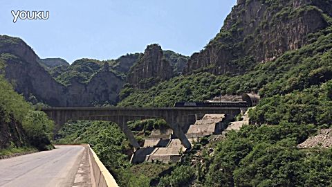 K546次(成都—佳木斯)石太客专孤山大桥通过