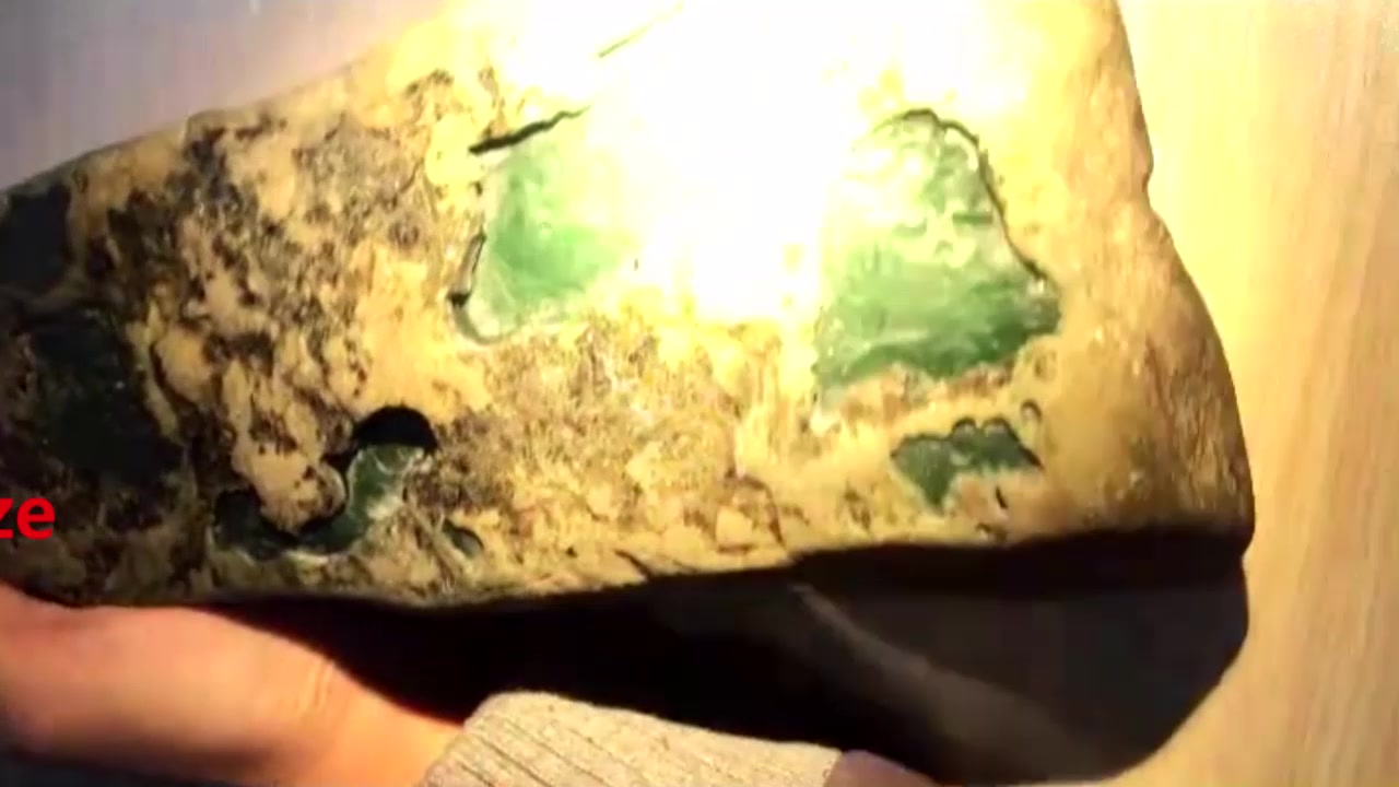 赌石现场:一块高品质“翡翠原石”三刀涨了八位数,太惊喜了!