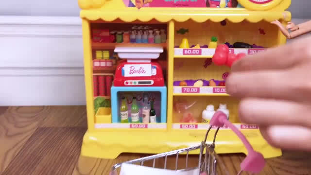 芭比制作水果披萨和朋友们聚餐