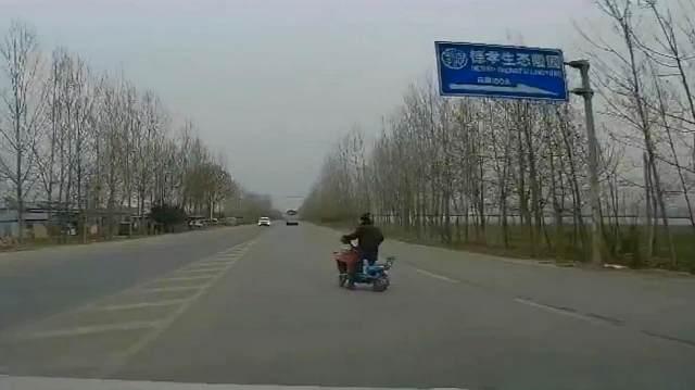 电动车突然转弯,多亏我反应够快,这人真是不拿命当回事