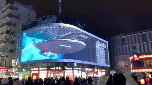 武汉首个裸眼3D巨幕很震撼,UFO宇宙飞船横空出世,仿佛进入了科幻世界