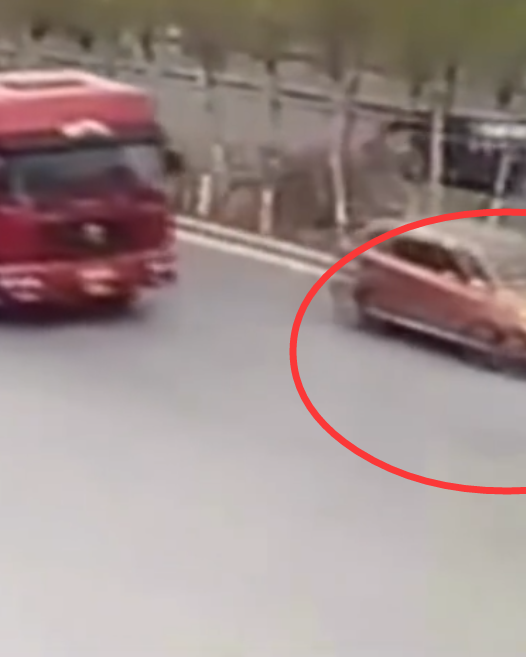 小学生车流中飞速横穿马路,结果直接被轿车给撞飞,教训惨痛