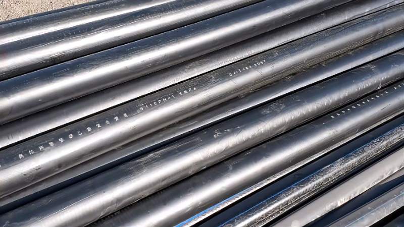 山西钢丝pe管卸车实拍,pe管型号110和160钢骨架复合pe管