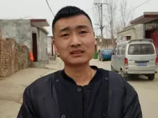 小伙骑三轮车逆行违反交通,被人拖着讲道理,小伙都快哭了