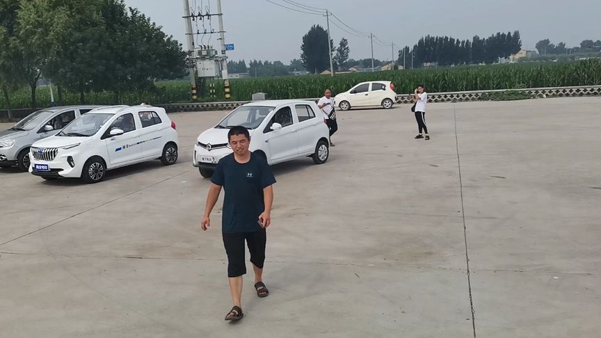 低速电动四轮车,三个款式的电动车。
