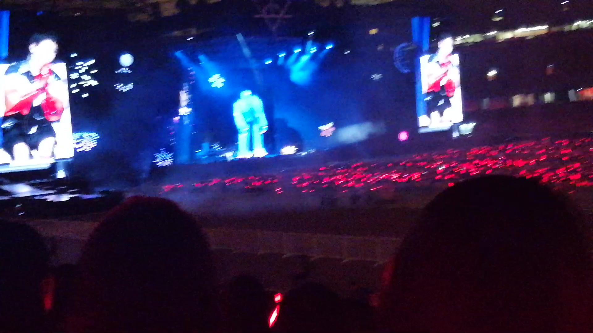 惊!是什么让妈粉在演唱会上泪如雨下?华晨宇演唱会妈粉之歌——《...