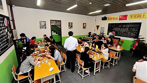 河南洛阳80后小伙开校园主题餐厅 打造记忆空间