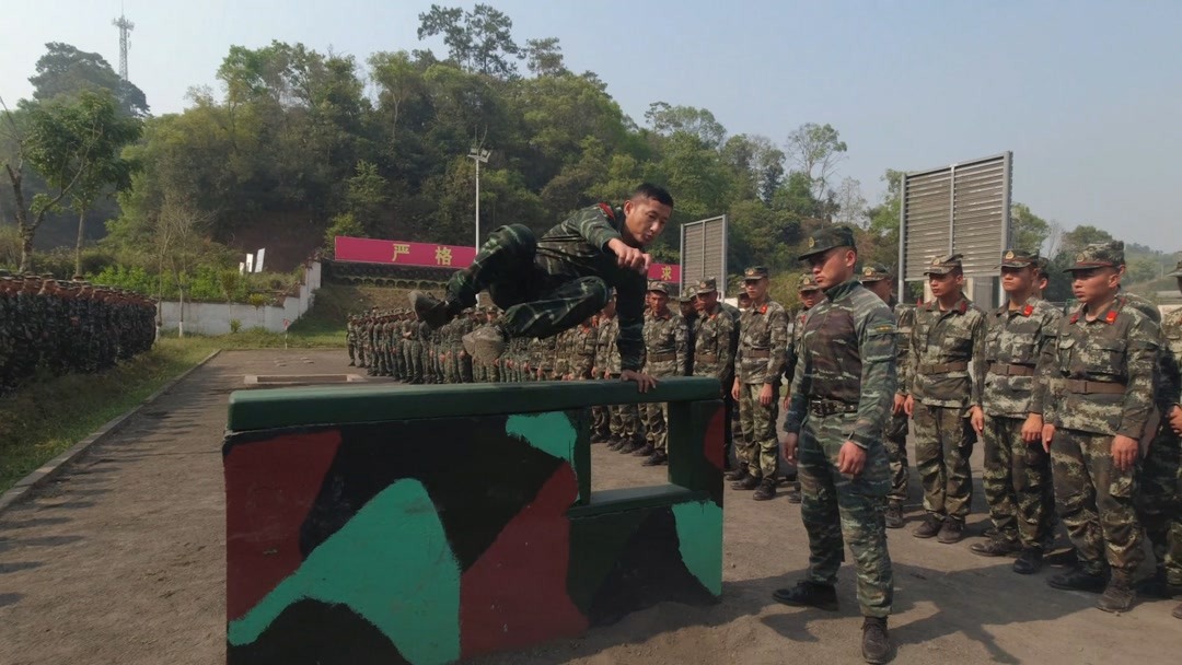 超硬核!“子弹哥”化身“超级教练”为普洱武警上了堂专业体能课