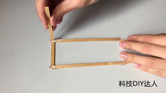 科技DIY达人教你如何做螺旋动力车,一根橡皮筋也能作为动力