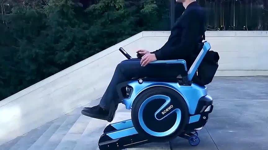 老外发明一款智能电动轮椅,能面临出行的各种问题,太厉害了!